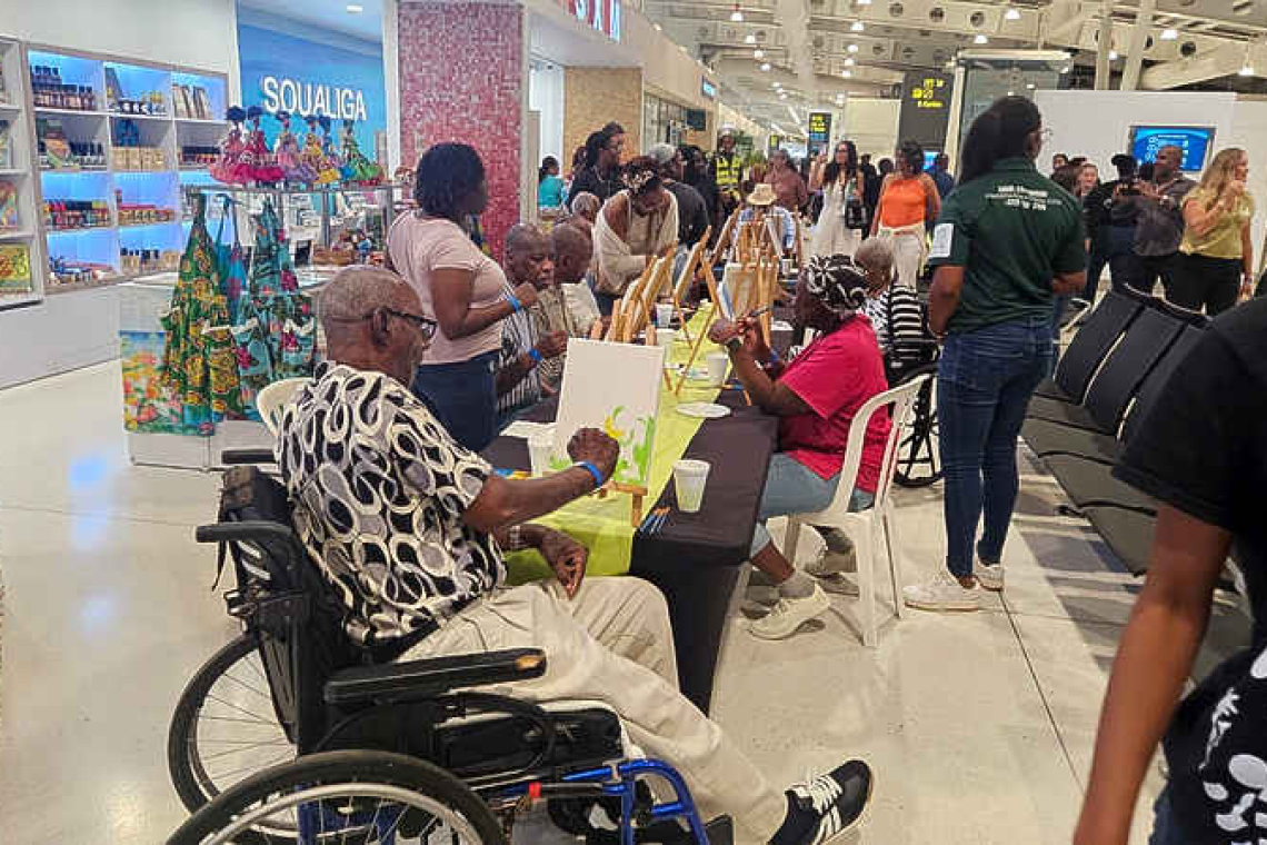 The Daily Herald - Airport draws crowds with shopping experience event